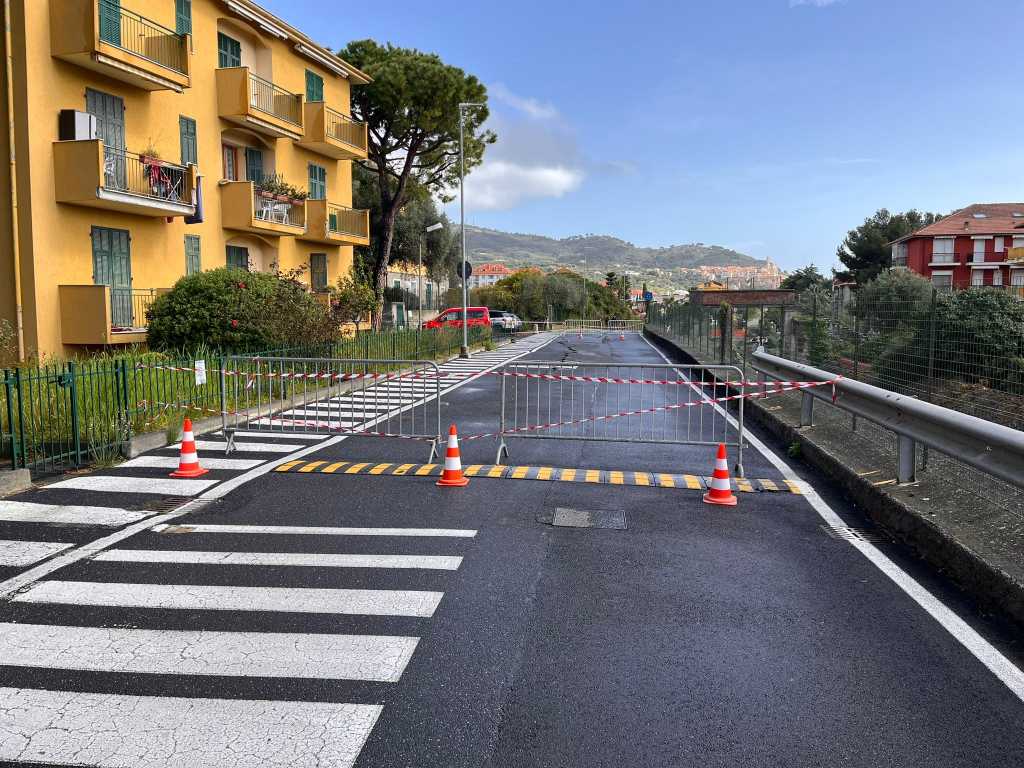 San Bartolomeo al Mare: maltempo, cede l'asfalto in via Marconi. Strada ...