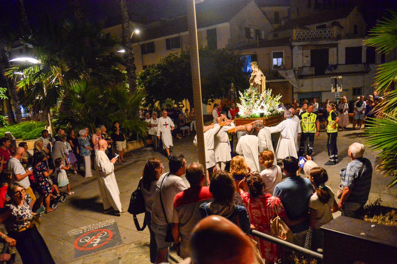 Imperia: folla di fedeli questa sera per la processione della Madonna ...