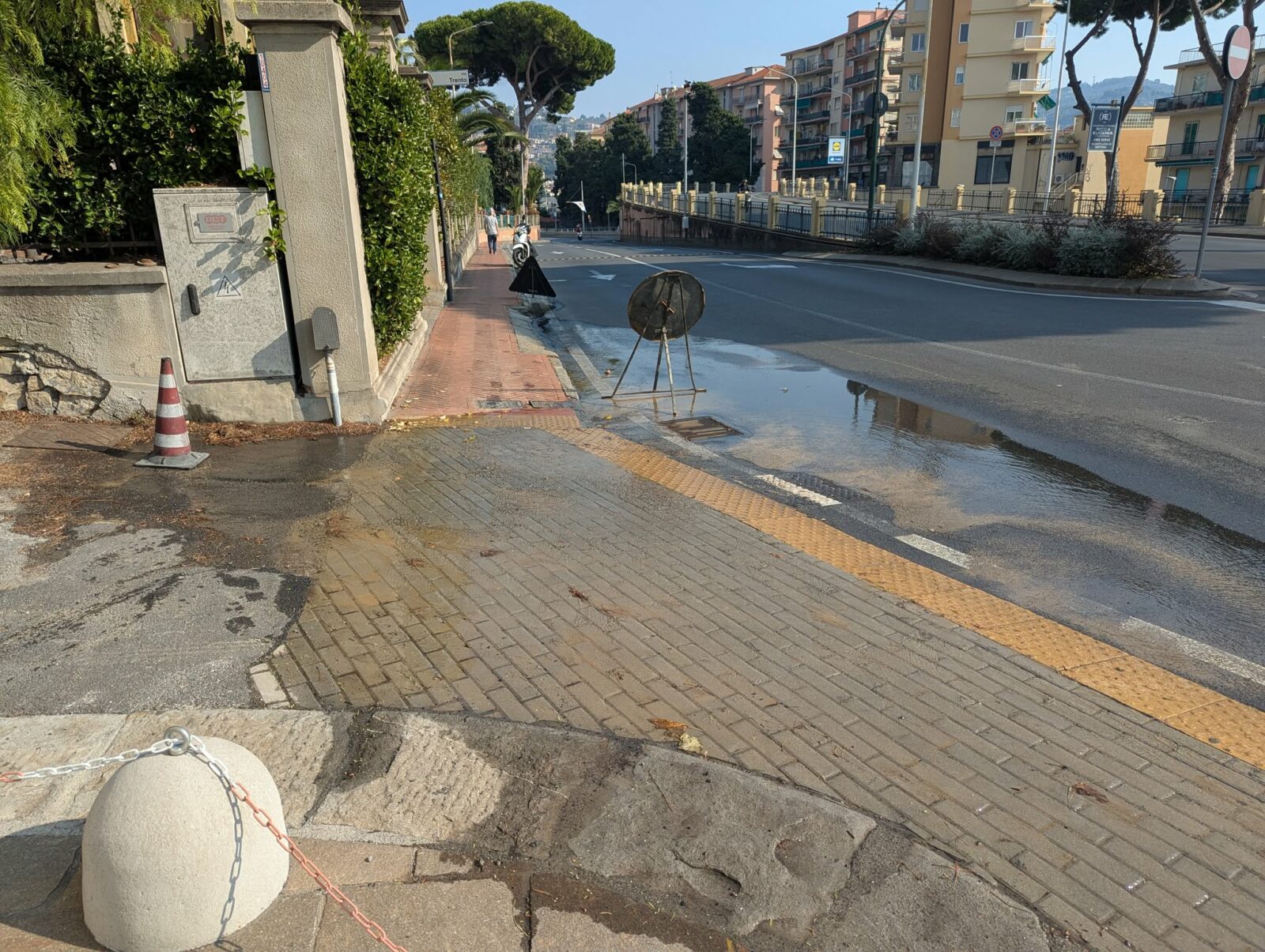 Imperia: perdita d'acqua in via Trento, marciapiede allagato /Le immagini